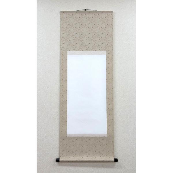 【発売日：2026年07月17日】総巾：510mm総丈：1290mm軸巾：455mm白紙：337mm×677mm裂色：ベージュ系柄重さ：317g※多少誤差がありますがご了承ください。日本製 ・収納用の紙箱が付いています。・和紙（中央の白紙部...