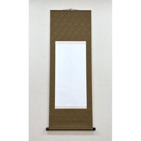 【発売日：2026年07月17日】総巾：510mm総丈：1305mm軸巾：455mm白紙：337mm×677mm裂色：茶系花柄重さ：308g※多少誤差がありますがご了承ください。日本製 ・収納用の紙箱が付いています。・和紙（中央の白紙部分）...