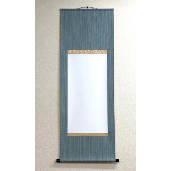 【発売日：2026年07月22日】総巾：509mm総丈：1296mm軸巾：455mm白紙：337mm×672mm裂色：青・ブルー系柄重さ：301g※多少誤差がありますがご了承ください。日本製 ・収納用の紙箱が付いています。・和紙（中央の白紙...