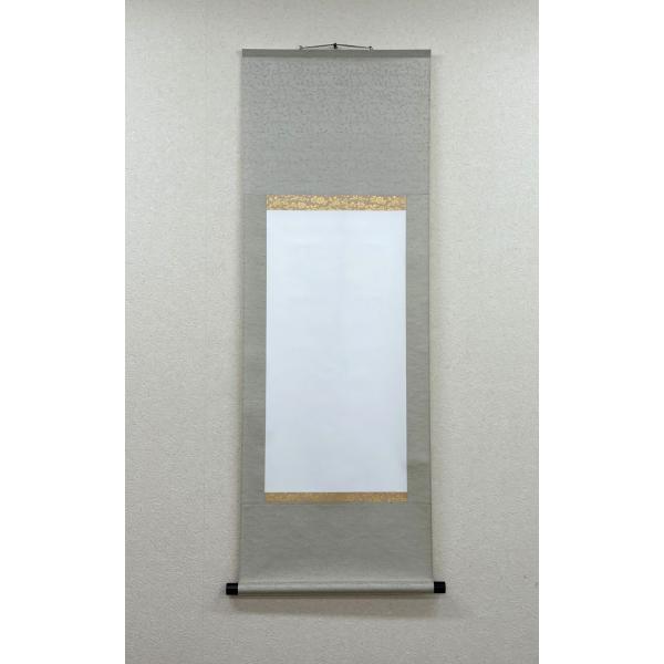 【発売日：2026年07月31日】総巾：510mm総丈：1301mm軸巾：455mm白紙：338mm×677mm裂色：緑がかった薄いグレー系柄重さ：322g※多少誤差がありますがご了承ください。日本製 ・収納用の紙箱が付いています。・和紙（...