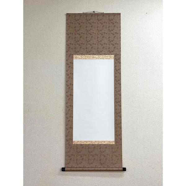 【発売日：2025年05月09日】総巾：510mm総丈：1300mm軸巾：455mm白紙：338mm×674mm裂色：茶系　モダン柄重さ：342g※多少誤差がありますがご了承ください。日本製 ・収納用の紙箱が付いています。・和紙（中央の白紙...