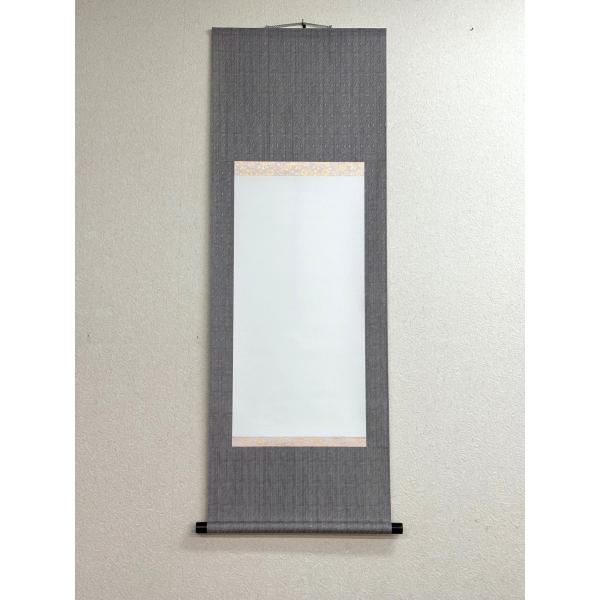 【発売日：2025年05月09日】総巾：510mm総丈：1295mm軸巾：455mm白紙：338mm×672mm裂色：グレー系　柄重さ：300g※多少誤差がありますがご了承ください。日本製 ・収納用の紙箱が付いています。・和紙（中央の白紙部...