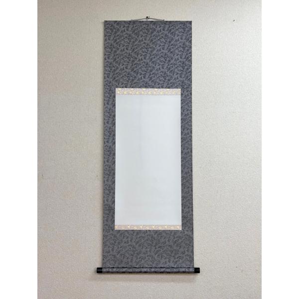 【発売日：2025年05月09日】総巾：510mm総丈：1293mm軸巾：455mm白紙：338mm×668mm裂色：グレー系　モダン柄重さ：315g※多少誤差がありますがご了承ください。日本製 ・収納用の紙箱が付いています。・和紙（中央の...