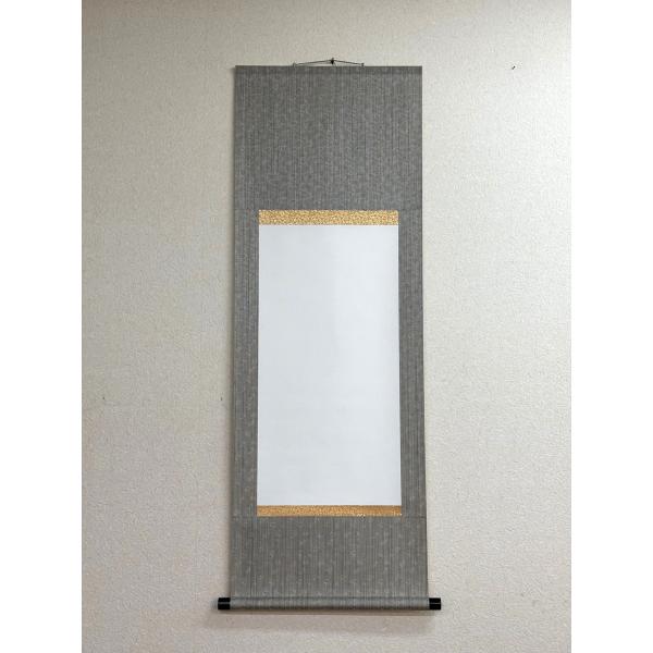 【発売日：2025年05月09日】総巾：510mm総丈：1298mm軸巾：455mm白紙：339mm×672mm裂色：グレー系　モダン柄重さ：292g※多少誤差がありますがご了承ください。日本製 ・収納用の紙箱が付いています。・和紙（中央の...