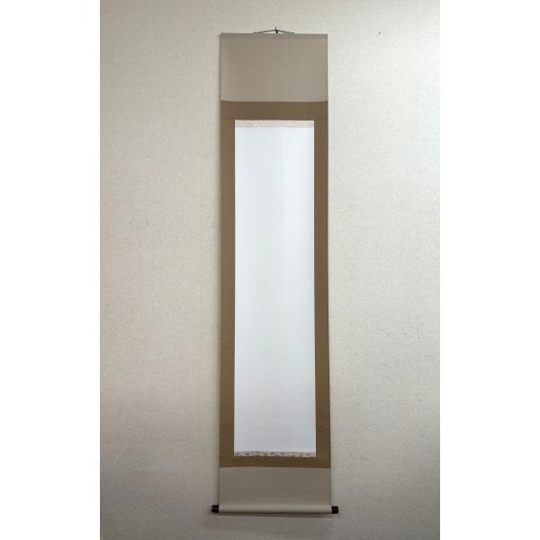 【発売日：2025年05月21日】総巾：510mm総丈：1997mm軸巾：455mm白紙：335mm×1352mm裂色：薄茶系柄重さ：364g※多少誤差がありますがご了承ください。日本製 ・収納用の紙箱が付いています。・和紙（中央の白紙部分...