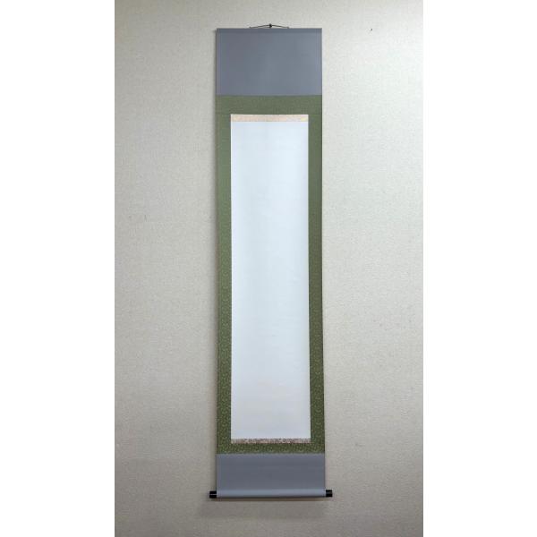 【発売日：2025年05月21日】総巾：510mm総丈：1997mm軸巾：455mm白紙：335mm×1352mm裂色：グリーン系草花柄重さ：342g※多少誤差がありますがご了承ください。日本製 ・収納用の紙箱が付いています。・和紙（中央の...