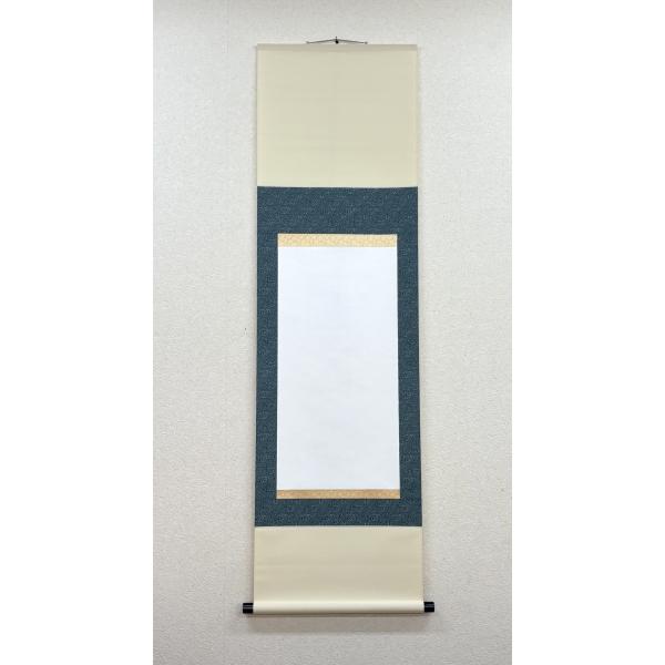 【発売日：2026年07月21日】総巾：510mm総丈：1582mm軸巾：455mm白紙：337mm×676mm裂色：青緑・紺系花柄重さ：348g※多少誤差がありますがご了承ください。日本製 ・収納用の紙箱が付いています。・和紙（中央の白紙...
