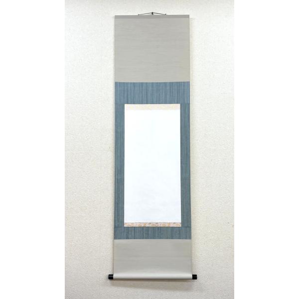 【発売日：2026年07月21日】総巾：510mm総丈：1582mm軸巾：455mm白紙：337mm×677mm裂色：青系柄重さ：338g※多少誤差がありますがご了承ください。日本製 ・収納用の紙箱が付いています。・和紙（中央の白紙部分）に...
