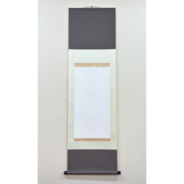 【発売日：2026年07月21日】総巾：510mm総丈：1572mm軸巾：455mm白紙：337mm×677mm裂色：薄黄緑色系花柄重さ：321g※多少誤差がありますがご了承ください。日本製 ・収納用の紙箱が付いています。・和紙（中央の白紙...
