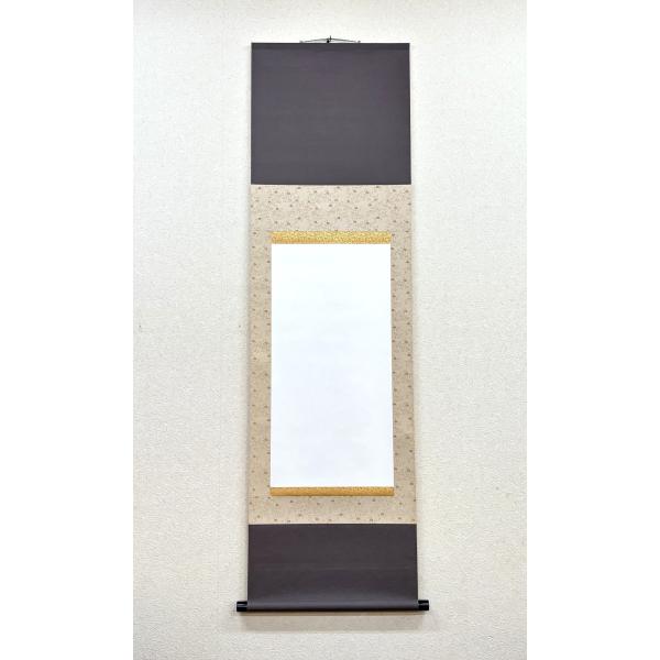 【発売日：2026年07月21日】総巾：510mm総丈：1582mm軸巾：455mm白紙：337mm×676mm裂色：ベージュ・黄色系柄重さ：371g※多少誤差がありますがご了承ください。日本製 ・収納用の紙箱が付いています。・和紙（中央の...