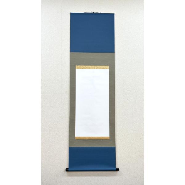 【発売日：2026年07月21日】総巾：510mm総丈：1582mm軸巾：455mm白紙：337mm×676mm裂色：緑系柄重さ：321g※多少誤差がありますがご了承ください。日本製 ・収納用の紙箱が付いています。・和紙（中央の白紙部分）に...