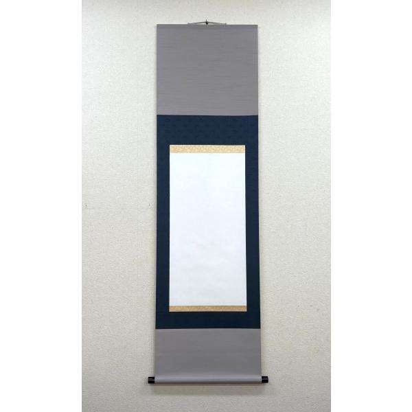 【発売日：2026年07月21日】総巾：509mm総丈：1584mm軸巾：454mm白紙：337mm×676mm裂色：紺系柄重さ：335g※多少誤差がありますがご了承ください。日本製 ・収納用の紙箱が付いています。・和紙（中央の白紙部分）に...
