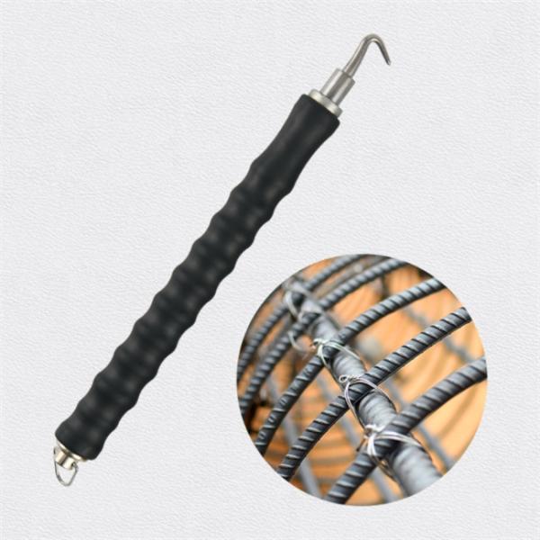 工事現場などの鉄筋を結束用半自動ツールです。鉄筋と鉄筋を針金（結束線）で締め付けるときに使用します。結束線をフックにセットして本体を上に引くだけで締め付け完了です【商品詳細】全長(約)：305mm材質：鋼、ゴム重量(約)：400g※現物に掛...