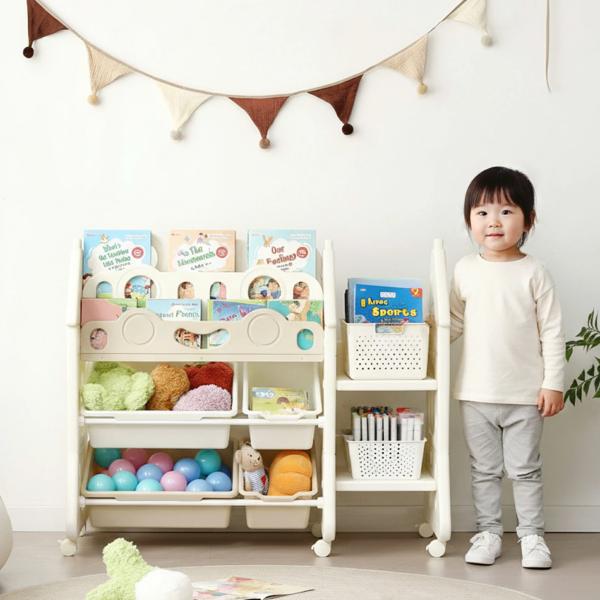 【商品仕様】素材：HDPE（高密度ポリエチレン）サイズ：幅95cm × 奥行44cm × 高さ80cm重量：約7kgキャスター：ストッパー付き静音タイプ 対象年齢：3歳〜【大容量×分類収納でスッキリ】絵本もおもちゃもまとめて収納！段ごとに分...