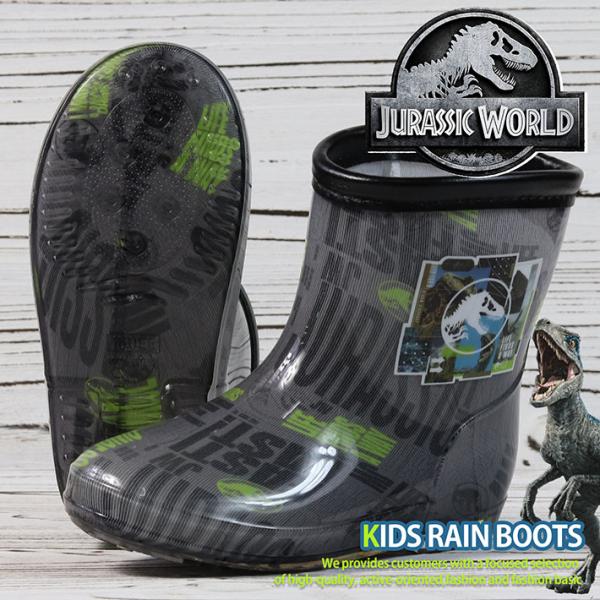 ■特徴お子様大喜び♪大人気ジュラシックシリーズからレインブーツが登場！色々な恐竜のワンポイントがカッコイイ！総柄デザイン！！雨の日が楽しみなりますね♪アッパーからソールまで全てゴム素材+ギザギザソール安心の防水設計！屈曲性に優れ、雨の日でも...
