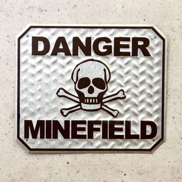 オシャレなデザインのエンボスプレート。お店やお部屋のアクセントに是非にいかがでしょうか？W35 x D0.5 x H30 cm素材・成分：鉄サインスタンド 業務看板 アンティーク 看板 サインボード 店舗 壁掛け おしゃれ レトロ プレート...