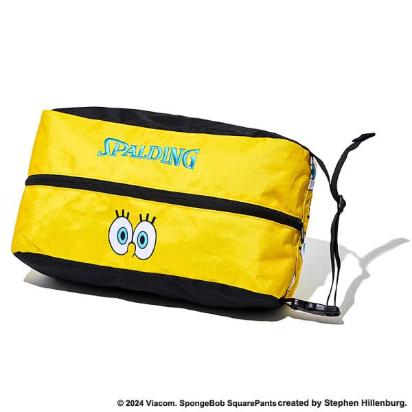 【発売日：2024年07月11日】◎内容:バスケットシューズバッグ スポンジボブ アイズ イエロー色。スポンジ・ボブの世界観を持ち歩こう。ユニークなデザインのスポンジ・ボブの目がのぞくシューズバッグ。アメリカの人気アニメ「スポンジ・ボブ」と...