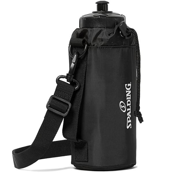 【発売日：2025年12月03日】◎内容：持ち運びに便利なショルダーや持ち手を備えた機能的なドリンクケース。スポルディングのスクイズボトルにぴったりなサイズで設計された、保冷機能を備えたボトルケースです。本体はポリエステル素材を採用し、ブラ...