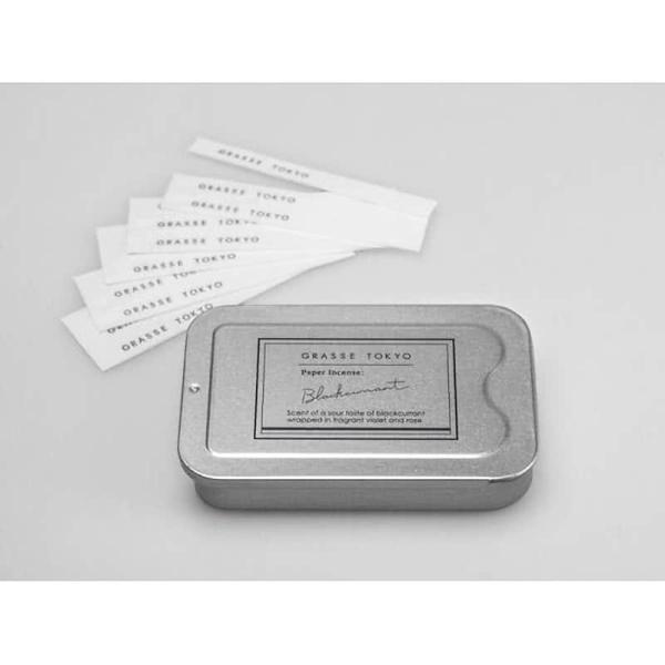 ◎内容：アロマをブレンドするときに使うムエット（試香紙）をモチーフにしたデザインの紙のお香です。スミレ、ローズの華やかさに包まれた酸味のあるブラックカラントの香り。気分転換したい時や来客のおもてなしとして最適です。缶に入っていて持ち運びがし...