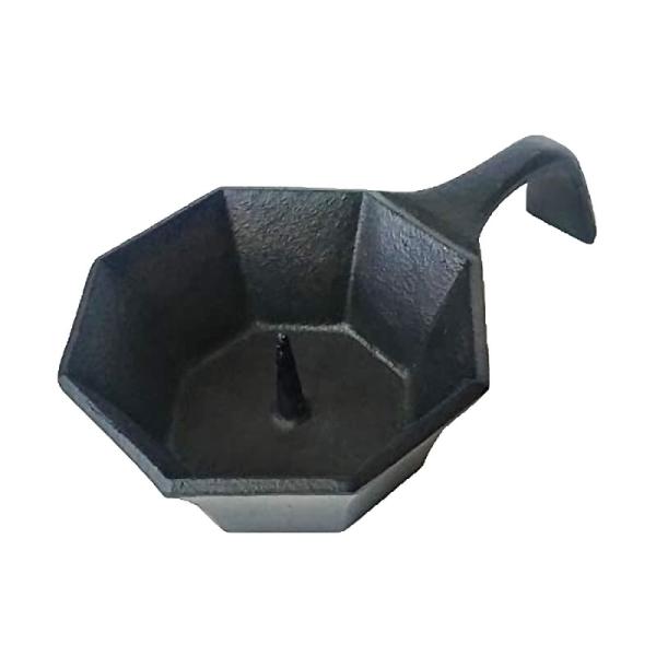 ◎内容：八角手燭鉄器は、南部鉄器で職人さんより１つ１つ丁寧に作られたろうそく立てです。ずっしりとした安定感のある重み。運気の良い八角形の美しいフォルムと丁寧な手作りの仕上げにより、どんなインテリアにも馴染みます。耐久性が高く、非常時や防災用...