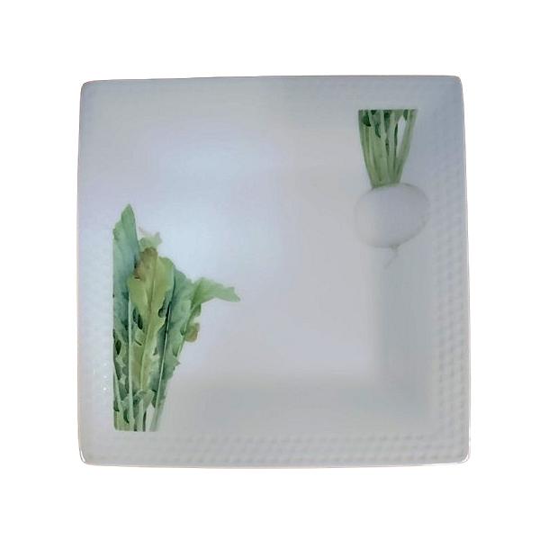 白磁に大胆に京野菜があしらわれた器です。オードブルからメインディッシュ、デザートまで、どんなお料理を盛り付けてもきれいにきまるスクエアプレートです。絵変わりで揃えれば、テーブルの会話も弾みます。数量限定、柄が選べる4個セット（組み合わせ自由...