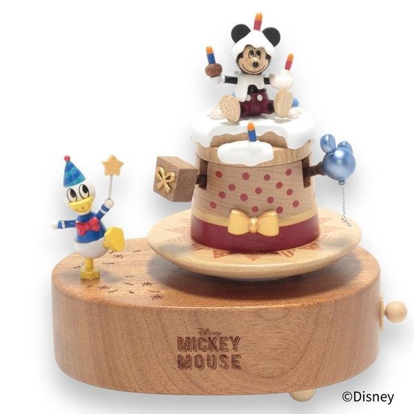 心温まるメロディーに想いをのせてあたたかみのある木製のからくりオルゴール。巻きカギを回してスイッチを入れると、ミッキーが乗ったケーキが回転しながら、プレゼントやスイーツが上下に動きます。■商品名：ディズニー木製からくりオルゴール　『Mick...