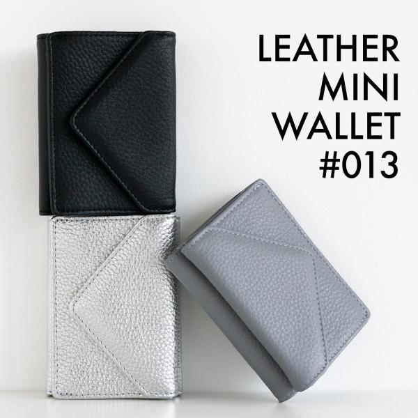 本革ミニウォレットは、洗練されたデザインと実用性を兼ね備えた三つ折り財布です。牛革を使用し、耐久性に優れているため、長くご愛用いただけます。コンパクトながらも、必要なカードや小銭をしっかり収納できるボックス型の小銭入れが特徴です。この財布は...