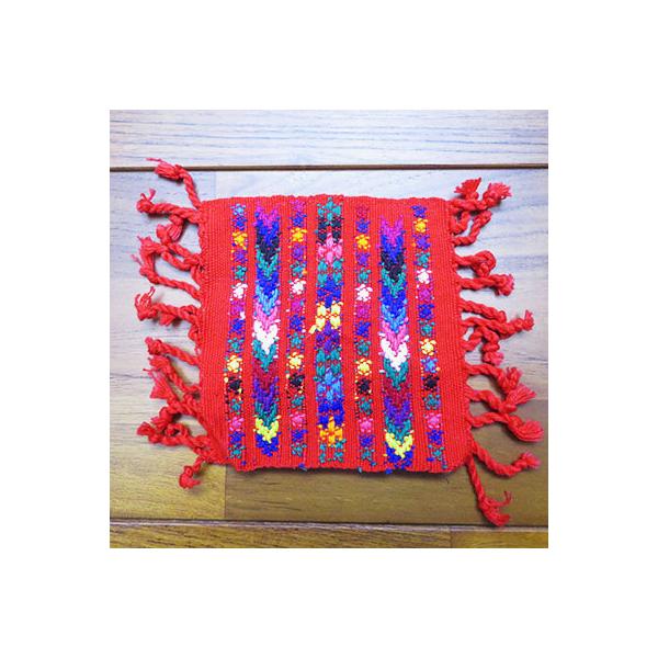 レインボーコースターRED144/グァテマラグアテマラ、チチカステナンゴ村のレインボーカラーコースターのメイン色が赤の布です。缶の大きさにピッタリのサイズで敷物としても使えます。グアテマラらしい色使いと手織り感が魅力タップリの布に仕上がって...