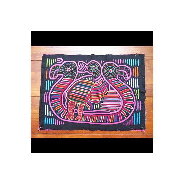 モラ68/パナマ中米パナマのカリブ海にあるサンブラス諸島の先住民族であるクナ族のモラです。カラフルな色使いと面白いデザインで、額装して飾れば美しく、そのまま飾っても素朴な味わいが良い感じです。 ＜サイズ＞縦:約31cm×横:約42cm。