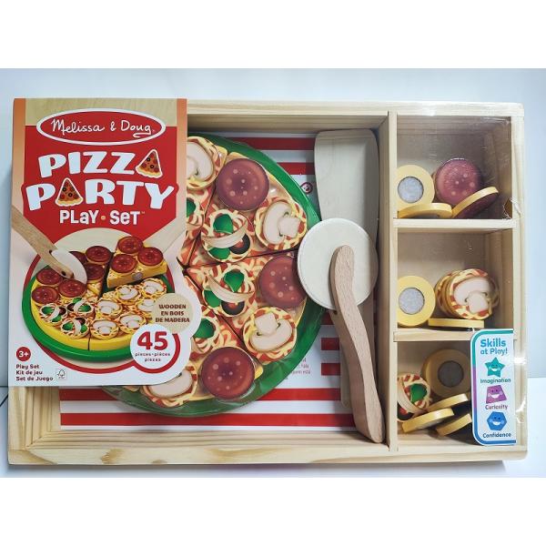 PIZZA　PARTY　Playset木でできたピザ生地にペパロニやマッシュルームをトッピングしてピザが作れます。完成したらピザカッターでカット！遊び終わったら木箱にお片付けしましょう。＜セット内容＞ピザ6枚、トッピング36個、お皿、ピザカ...