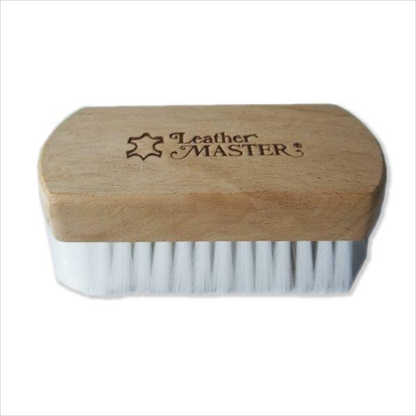 ■商品名：レザークリーニングブラシ■商品特長：革のクリーニング専用に特別に開発されたブラシです。長年の研究の末、革を傷付けず使用できる毛の太さや柔らかさを実現しました。本品の毛は柔らかめに出来ております。本品は、革のクリーニング専用に特別に...