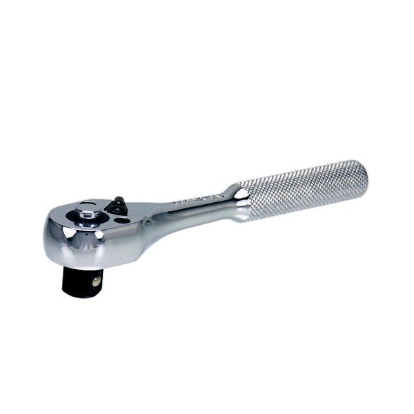差込角 9.5(3/8)全長 130mm ヘッド幅 25.5mm 重量 145g 小さくてコンパクトなラチェットハンドルです。ヘッド厚：27mm (差込部含む)ヘッド幅が25.5mm と小さく、それにギア数が72枚。送り角度5度ですので、狭...