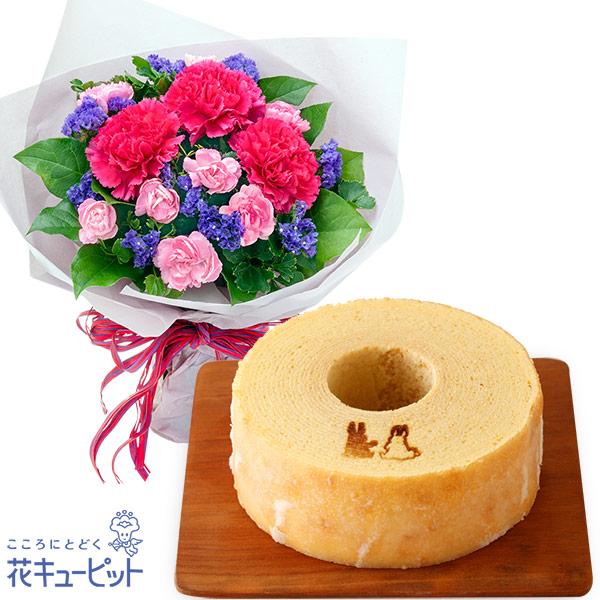 鮮やかなピンクと紫の花で大人びた可愛らしさを表現したフラワーギフトと、しっとり＆ふわふわな食感のバウムクーヘンのセット。山口県産の新鮮な素材をふんだんに使い、職人が手作業で焼き重ねた逸品です。ab14525368職人が一層一層丁寧に焼き重ね...