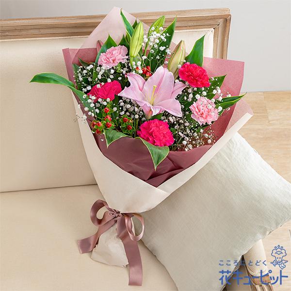 甘く優しい色合いでまとめた、上品でありながらボリューム満点の花束です。幅広い年代のお母さんから人気なピンクのユリと、母の日のプレゼントにぴったりなピンクのカーネーションを包みました。色鮮やかな花々に落ち着いたワインレッドのラッピングをあわせ...