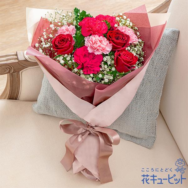 高級感あふれる花でまとめたスタイリッシュな花束です。品のあるバラにピンクの濃淡が美しいカーネーションを組み合わせて、母の日に優雅な時間をお届けするフラワーギフトに仕上げました。深みのあるワインレッドのラッピングに赤バラが映える豪華なプレゼン...