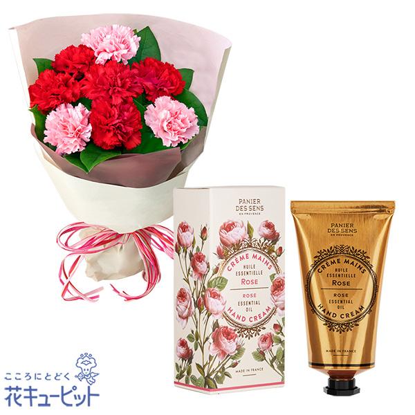 母の日を代表する赤いカーネーションが映える【カーネーションの花束（レッド）】と、シアバターを贅沢に20％配合した濃厚保湿ハンドクリームのセットです。香りを胸いっぱいに吸い込めば、まるで自然の恵み豊かな南フランスの情景が浮かび上がるよう。リッ...