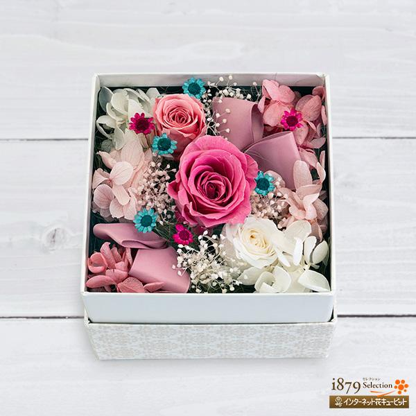 バラを中心にかわいらしいピンクの花々をぎゅっと詰め込んだフラワーボックスは高級感があり、特別なプレゼントとしてお贈りいただけます。プリザーブドフラワーは、生花に保存加工を施した長く楽しめるギフトです。通常の生花よりも長い間飾っておくことがで...