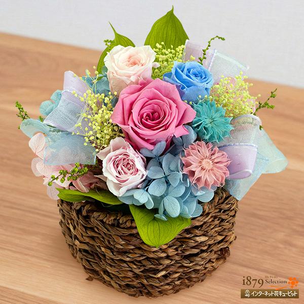 バラを中心にピンクと水色の花々をバスケットに詰め込んだ爽やかなアレンジメント。プリザーブドフラワーは、生花に保存加工を施した長く楽しめるギフトです。通常の生花よりも長い間飾っておくことができるので、お部屋のインテリアとしても人気があります。...
