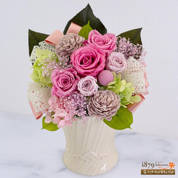 ピンクのバラとリボンを陶器の花器に生けたプリザーブドフラワーは、まるで生花のような自然な質感が特徴です。プリザーブドフラワーは、生花に保存加工を施した長く楽しめるギフトです。通常の生花よりも長い間飾っておくことができるので、お部屋のインテリ...