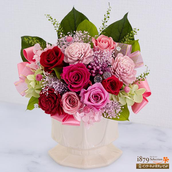 特別な母の日に贈りたい輝きと高級感をもったプリザーブドフラワーを、陶器の花器にたっぷりとアレンジしました。プリザーブドフラワーは、生花に保存加工を施した長く楽しめるギフトです。通常の生花よりも長い間飾っておくことができるので、お部屋のインテ...