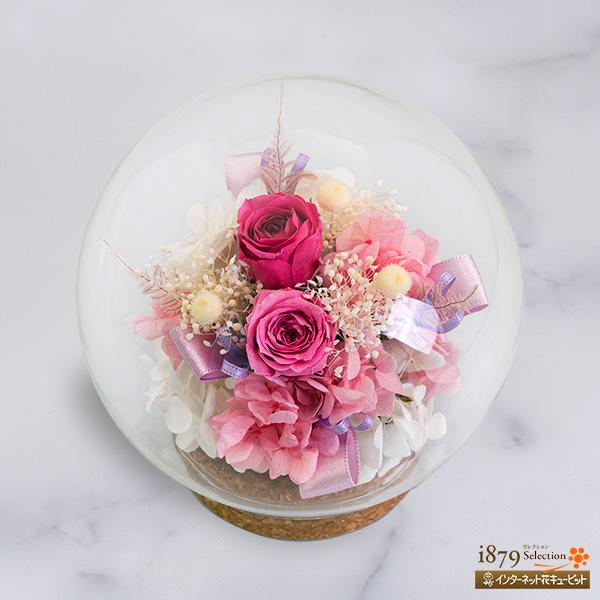 ガラスドームに可憐な花々を閉じ込めたアレンジメントです。ガラスの中で咲く美しいピンクのバラを飾れば、お母さんの毎日が素敵に彩られるはず。プリザーブドフラワーは、生花に保存加工を施した長く楽しめるギフトです。通常の生花よりも長い間飾っておくこ...
