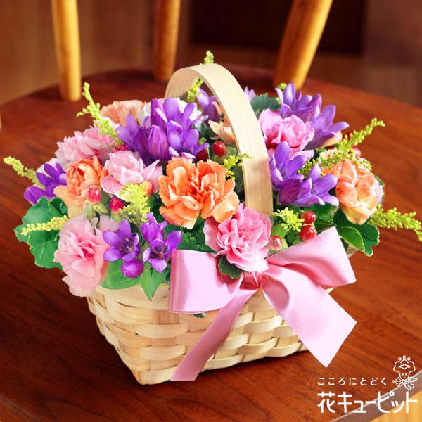 リンドウなどの秋色の花を、人気のウッドバスケットにぎゅっと詰めました。ピンクのリボンを添えた可愛らしいアレンジメントは、9月の誕生日プレゼントや退職祝いはもちろん、敬老の日のギフトにもおすすめです。【こちらの商品は9月お届け限定となります】...