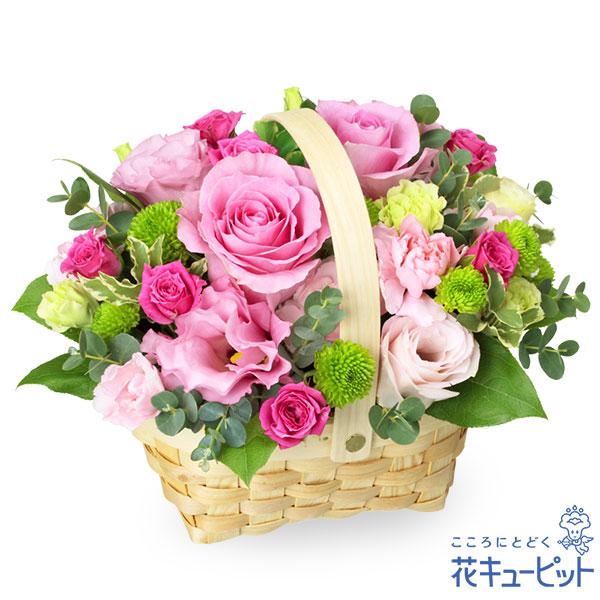 人気のウッドバスケットに、華やかなピンクバラをメインにアレンジしました。愛らしい印象のアレンジメントは大切な人に贈るプレゼントにおすすめです。525049愛らしい色合いのアレンジメント　お誕生日を迎える方には最適なプレゼント。あなたのセンス...