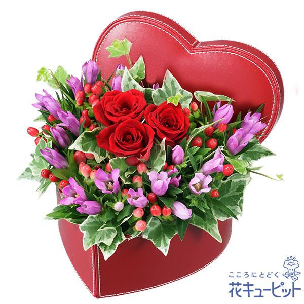 赤バラとリンドウをハートボックスにアレンジしました。可愛いハート型のボックスに、花と一緒に気持ちを込めて贈りませんか。525195人気の高いハート型ボックスのアレンジメント　二人の記念日に普段なかなか言えない感謝の気持ちもお花を添えてならき...