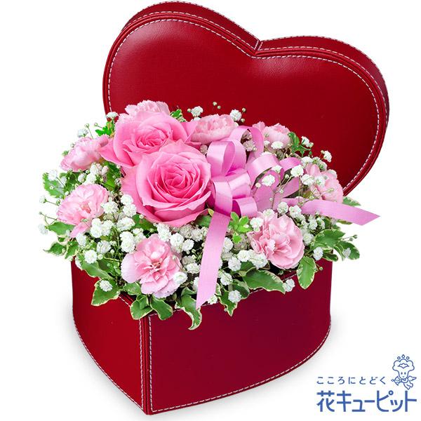 大切な人へ結婚記念日や誕生日などに贈りたくなる可憐なデザインです。女性への贈り物で選ばれるハートボックスに、ピンク色のバラやカーネーション、カスミソウを飾りました。お花と合わせたピンク色のキュートなリボンを添えてお届けします。525131可...