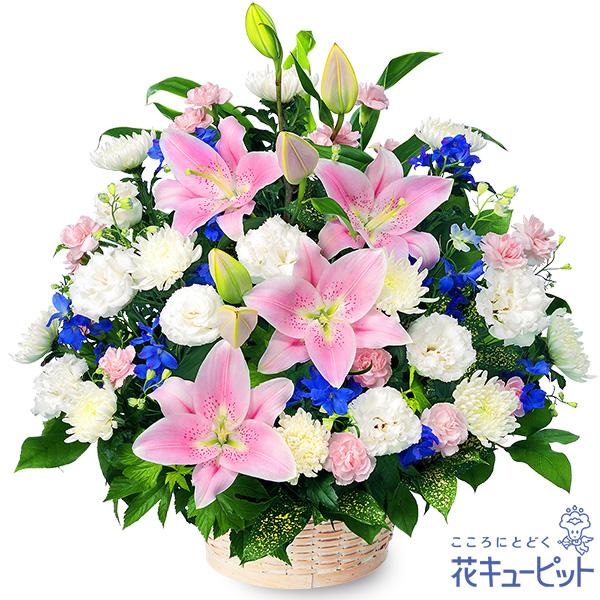 中心に咲くユリを囲むように、淡い色の花々をあしらった豪華なアレンジメントです。優しさと華やかさをどちらも感じられるデザインが、ご家族の心を癒します。お名札も立てられるので、法事・法要にも適しています。524197法事・法要にも適した豪華なア...