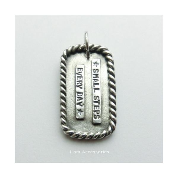 SMALL STEPS EVERY DAY ... 毎日少しずつ・・・英字のアクセントをお楽しみ頂けます優しいデザインのプレートデザインのペンダントトップです。ハンドメイドでお作りしておりますので、掲載画像と多少異なる場合がございます。シン...