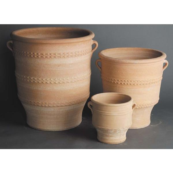 CRETE IN GREECEのテラコッタ。ギリシャ・クレタ島シリーズはハンドメイド品であるため、同じモデルでも、サイズや模様などに多少の個体差が見られる場合があります。また、窯の火の当たり具合で色味が異なる事があります。サイズ表記は概寸で...