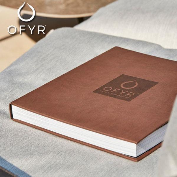 OFYR オフィア クック・ブック 英独版 レシピ集 OF-CBNO1ENDEOFYRはオランダ・アムステルダム初のアウトドアグリルメーカー。火を囲むという発送から生まれた円形の直火グリルがダイナミックに食材を焼き上げ、特別な一日を演出しま...