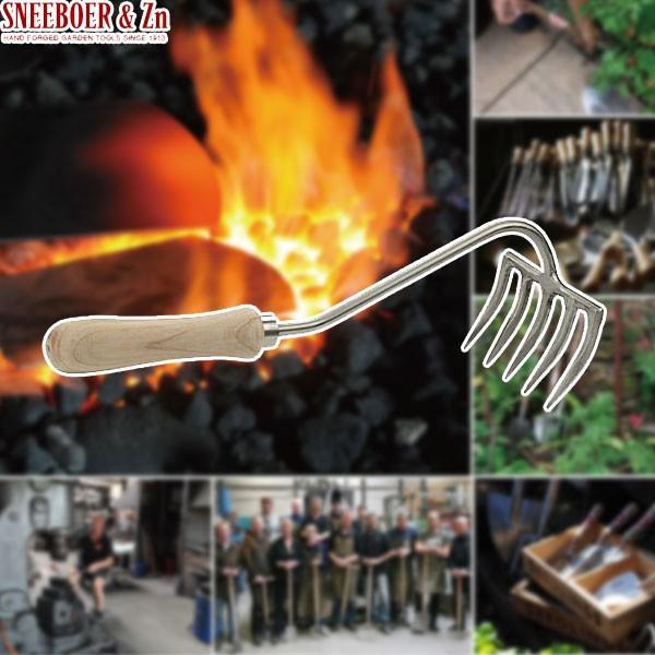 SNEEBOERのハンドレーキ。オランダ製材質：ステンレス/木製柄(アッシュウッド)サイズ：全長/約35cm、ステンレス作業部分/幅約11cm×長さ約6.5cm、柄部分/約14cm■特長地面を耕したり、雑草を抜いたりいろいろな作業に使えます...